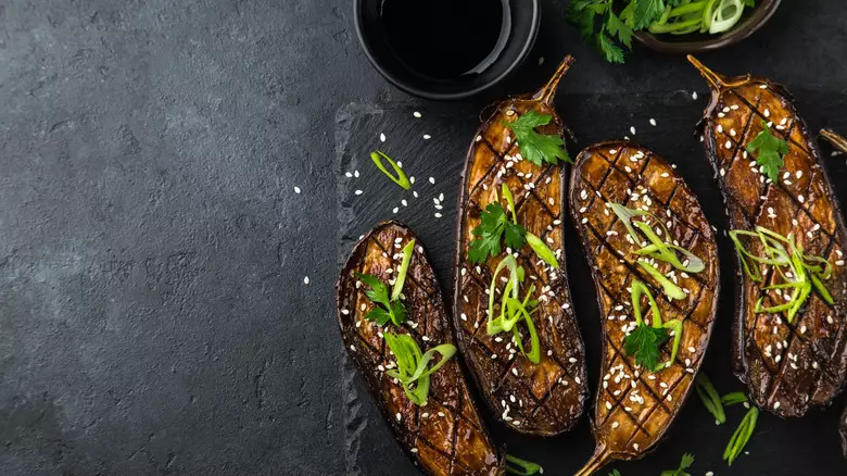 Eggplant la dubay iyo scallions oo asal madow ah