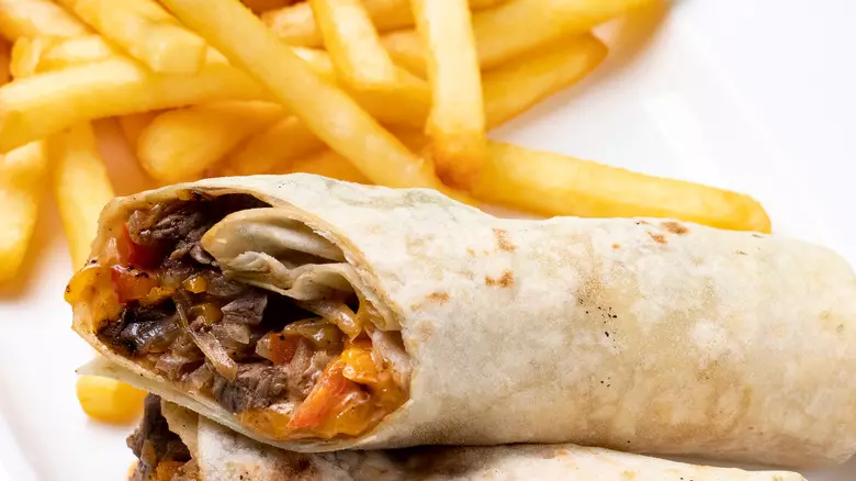 A burrito dilayanan kalayan Perancis fries