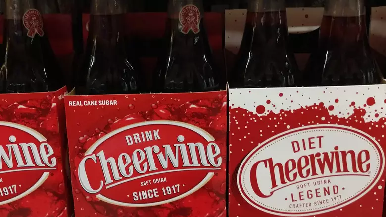 Æsker med Cheerwine-flasker