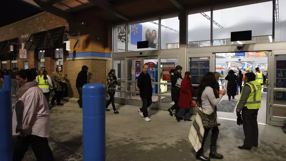 Klienci Walmart czekają w kolejce w Święto Dziękczynienia na rozpoczęcie wyprzedaży w Czarny piątek