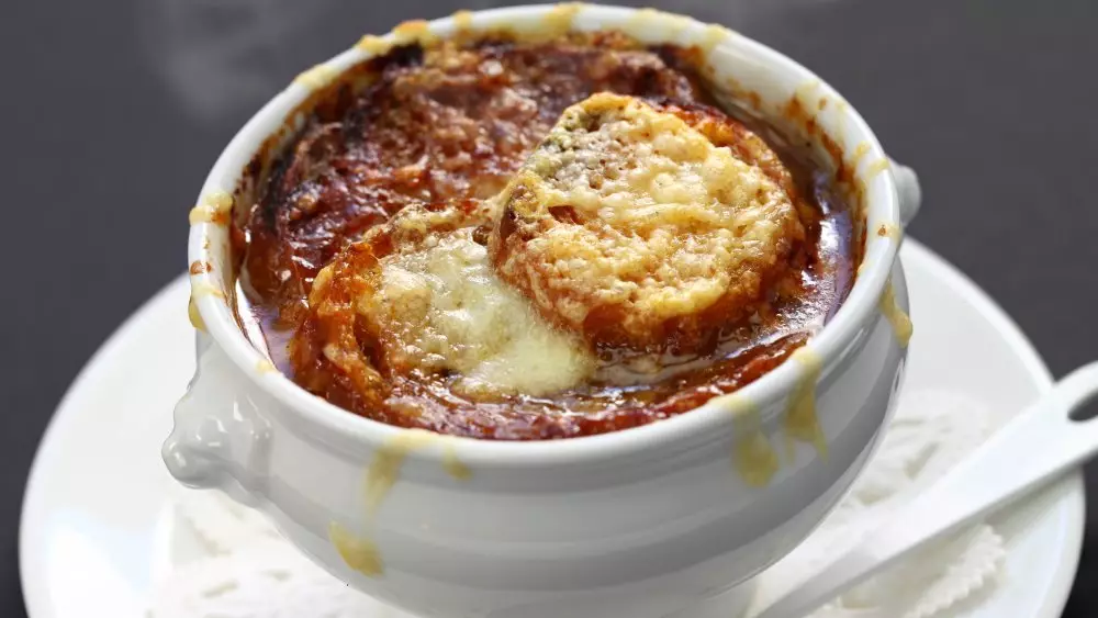 Zuppa di cipolle francese in una ciotola