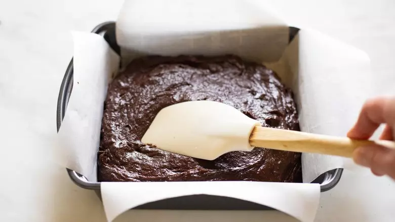 imitanto la brownie batanto de Papa John en bakujo kun pergamena papero