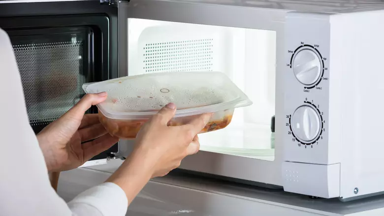 O se tagata e fa'aaogaina se microwave pa'epa'e