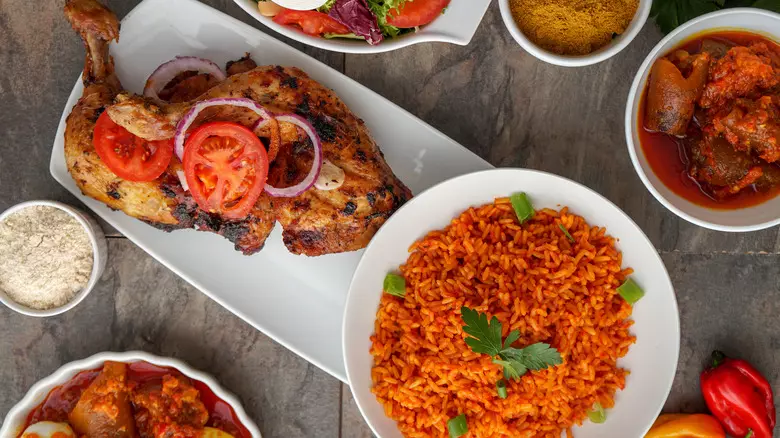 Jollof arroza eta haragi gisatua platerak