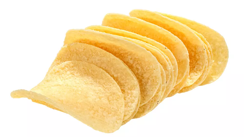 Kromme, stapelbere ierappelchips