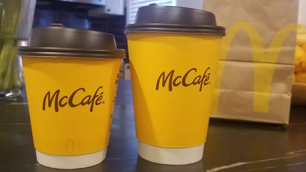 Café McDonad's en un mostrador