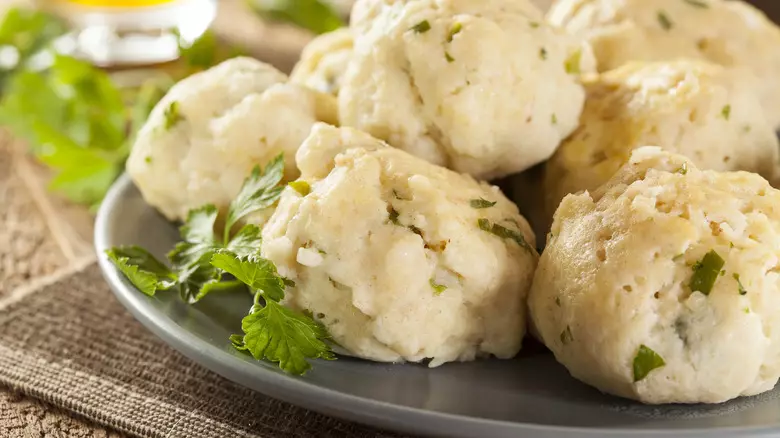 Une assiette de boules de matzo