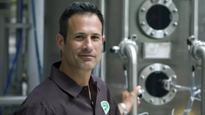 Sam Calagione posiert mit Brauausrüstung