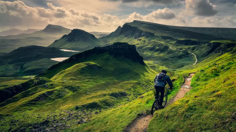 Ein einsamer Mountainbiker in der Wildnis