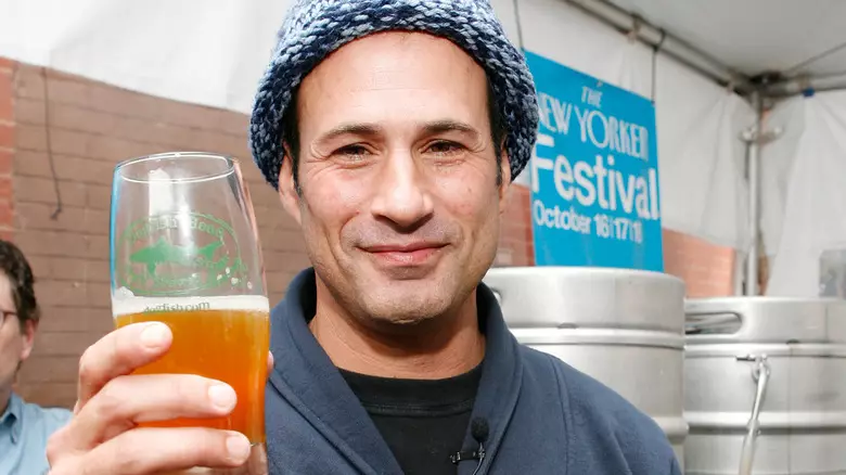 Sam Calagione hält ein Bier hoch