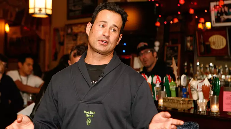 Sam Calagione falando em um bar perto das torneiras de cerveja