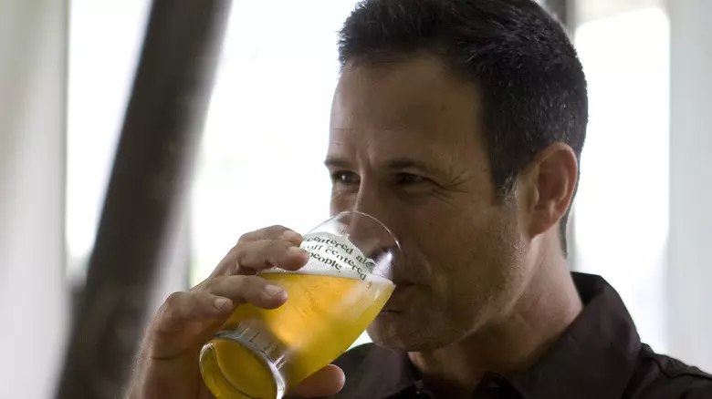 Sam Calagione nippt an einem Bier