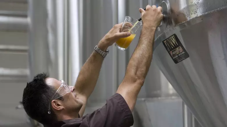 Sam Calagione desenhando uma amostra de cerveja