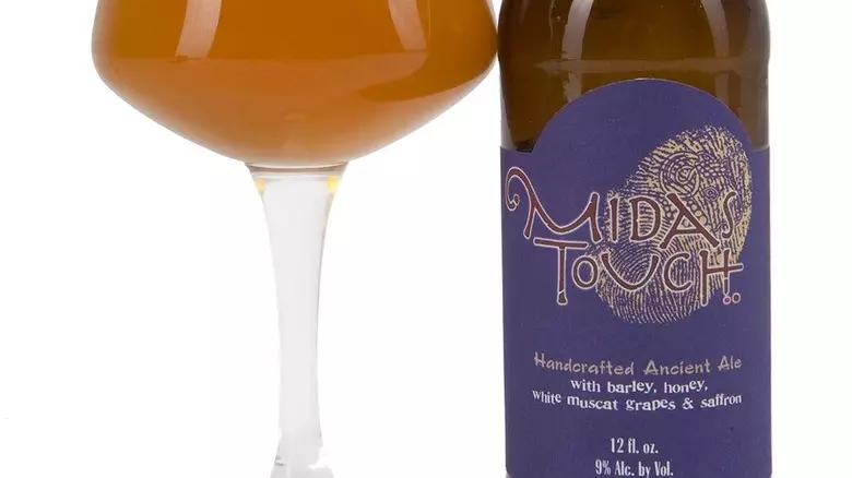 Um copo e uma garrafa de Midas Touch Ale