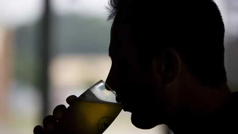 Sam Calagione experimenta uma cerveja em silhueta