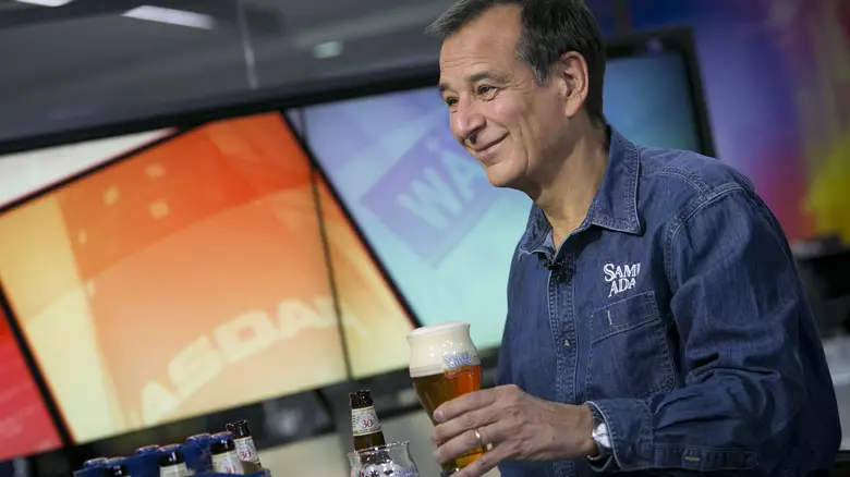 O fundador de Sam Adams, Jim Koch, com uma cerveja