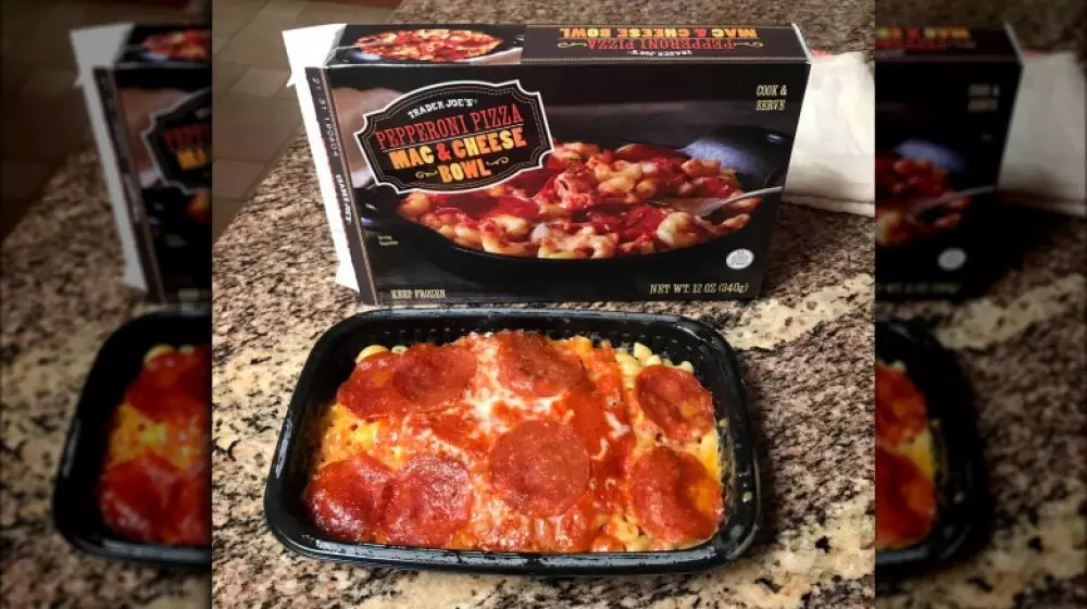 Trader Joe's Pepperoni Pizza Mac & Cheese Bowl. صحن بيتزا ماك آند تشيز من تريدر جوز