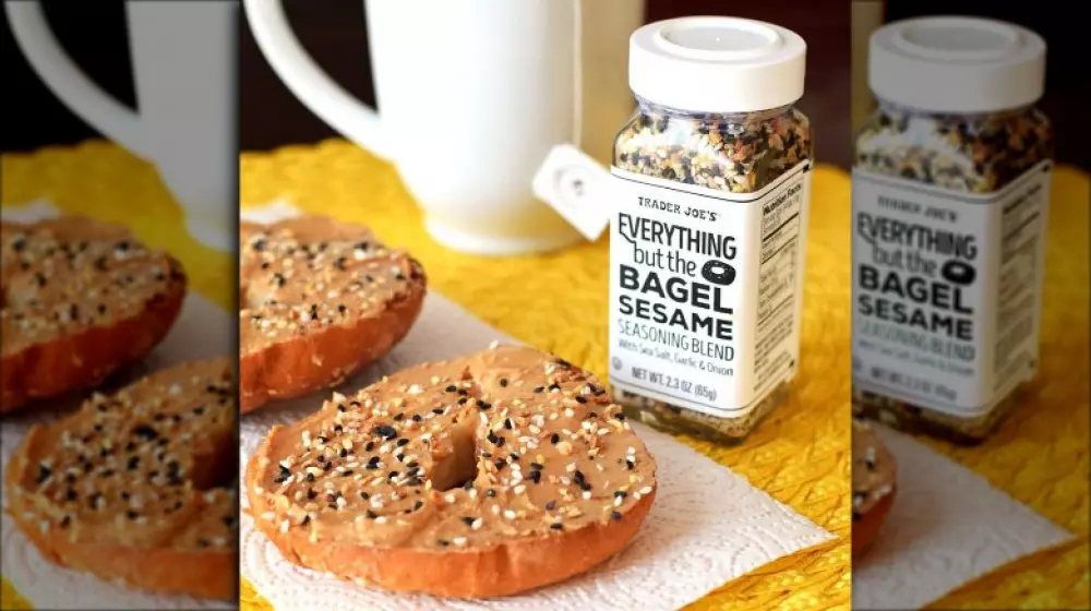 Tus tub luam Joe's Txhua Yam Tab sis Lub Bagel Sesame Seasoning Blend