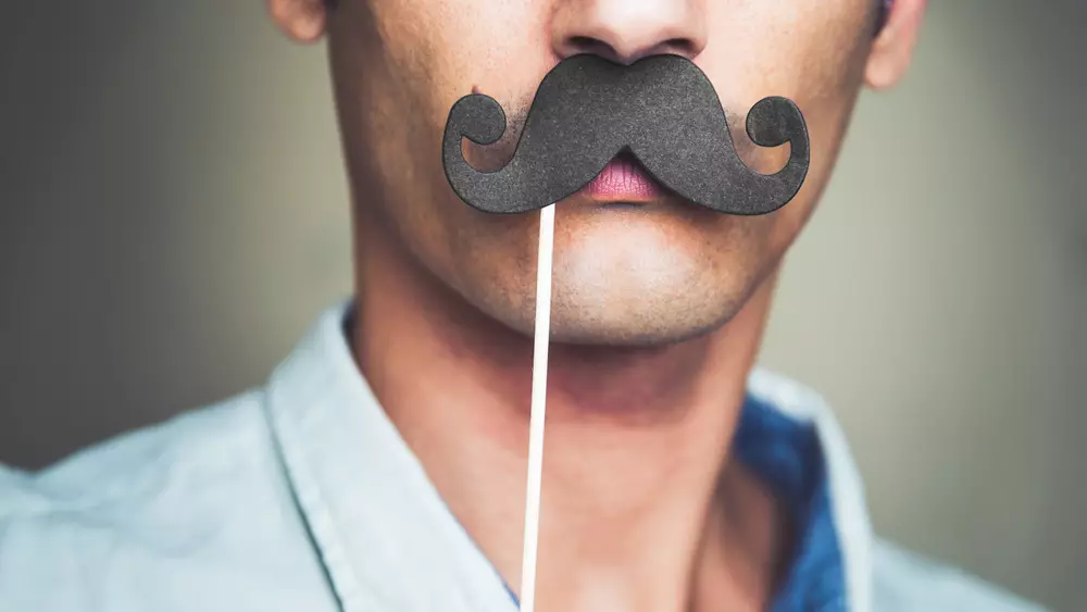 ເປັນ mustache ປອມ.