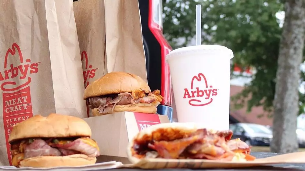 Drie Arby's toebroodjies en fonteindrankie