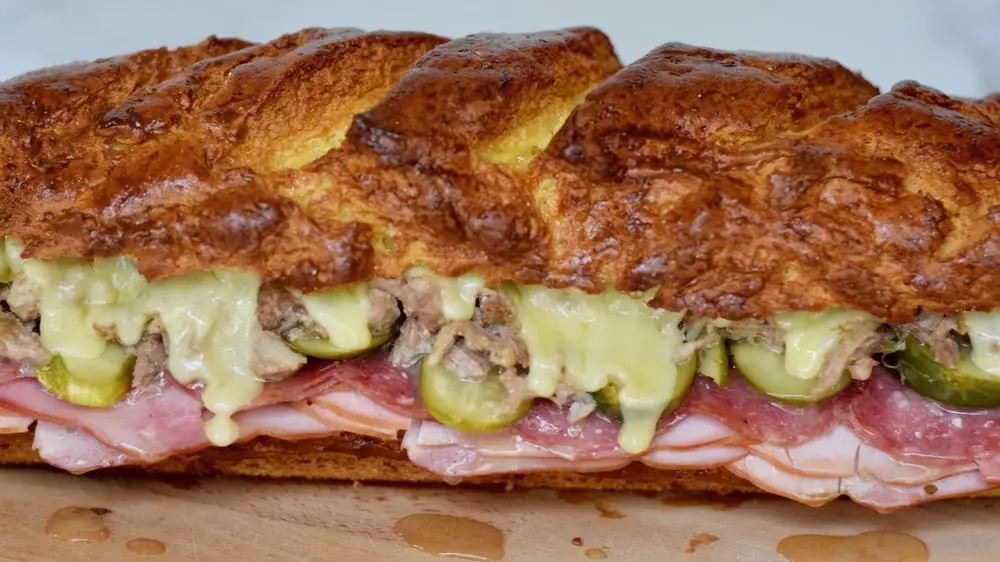 bánh sandwich cuban với thịt lợn phô mai nóng chảy và dưa chua