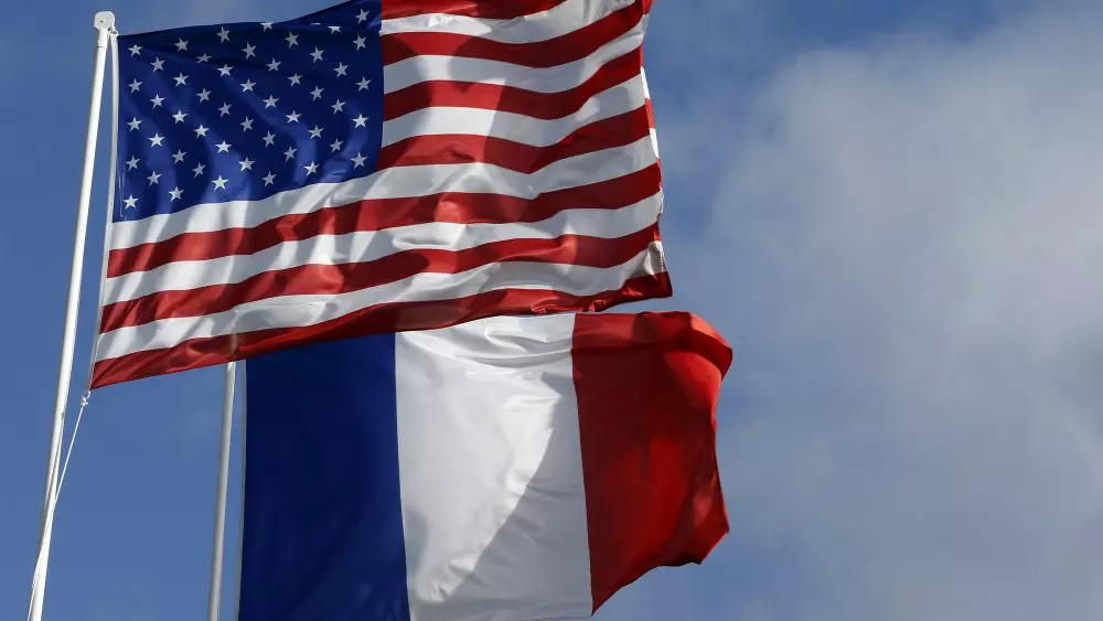 Bandeiras francesas e americanas