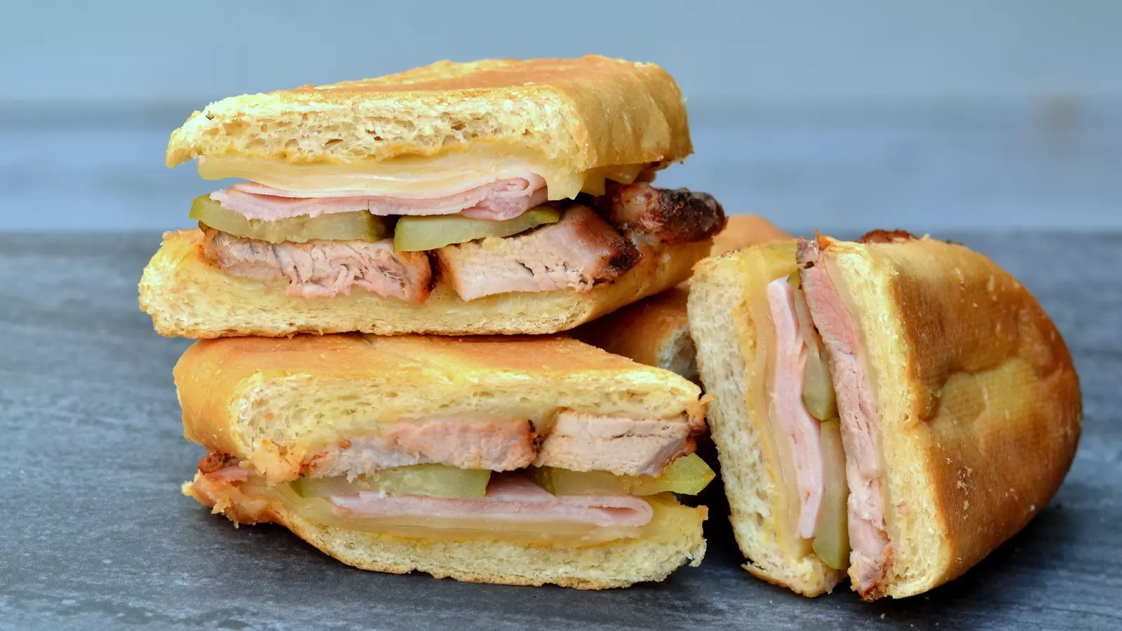 O que é um sanduíche cubano e como você o faz?