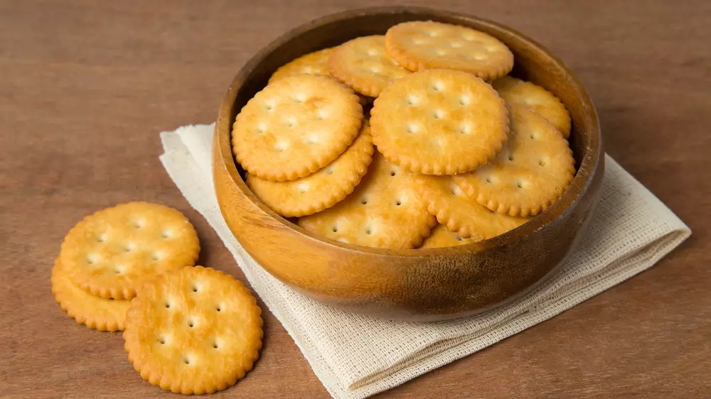 Schüssel Ritz-Cracker auf dem Tisch