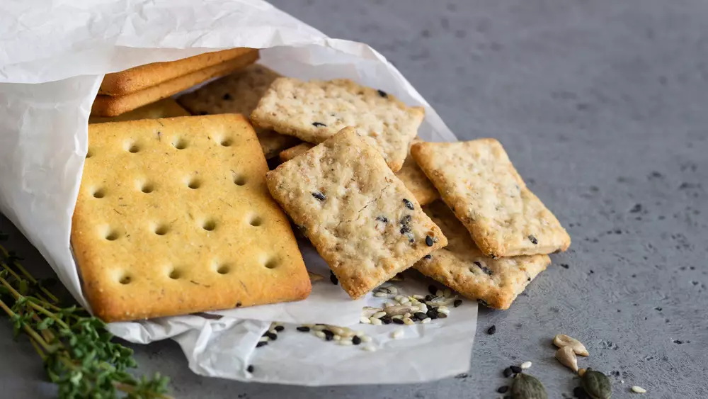 dalawang uri ng cracker sa parchment paper