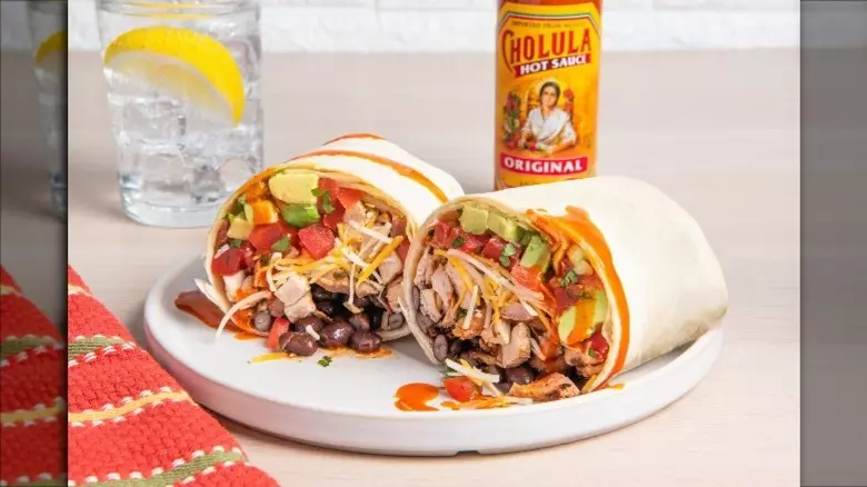 Burrito مقطع با سس تند cholula