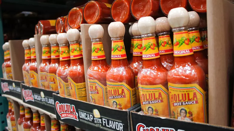 Бутилки лют сос Cholula на рафт