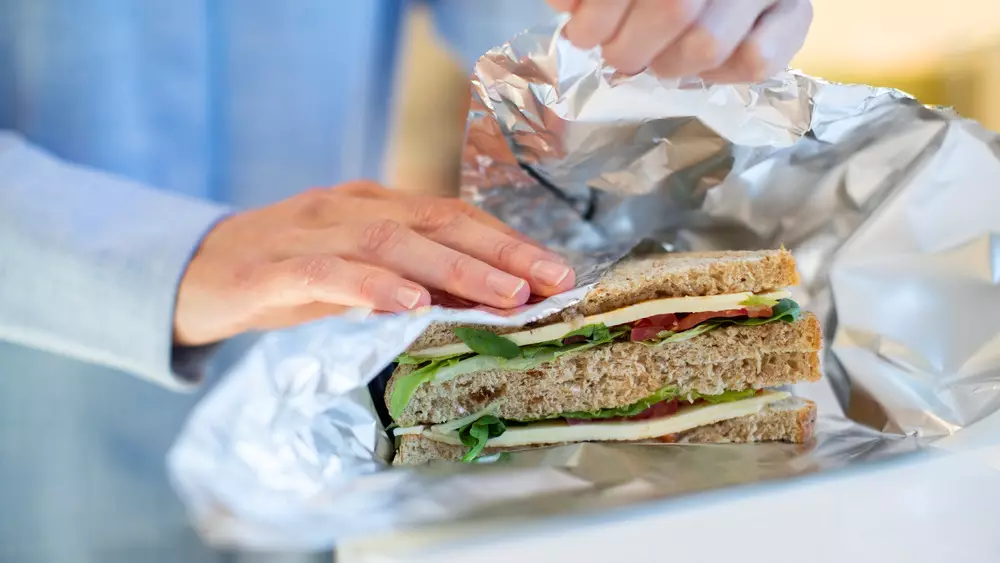 letër alumini rreth një sanduiçi