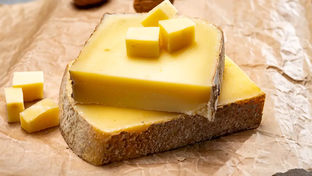 Gruyere cheese na mpempe akwụkwọ