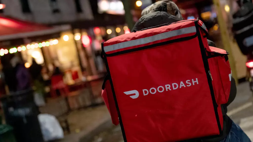 ब्याकप्याकको साथ DoorDash डेलिभरी राइडर