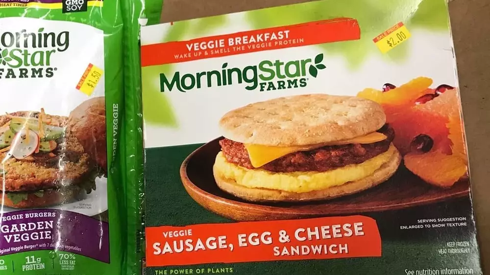 “MorningStar” ferma kolbasa, ýumurtga we peýnir wegetarian ertirlik sandwiwi