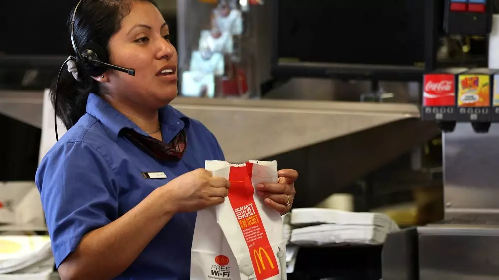 pracownicy mcdonalds nie mogą nosić lakieru do paznokci