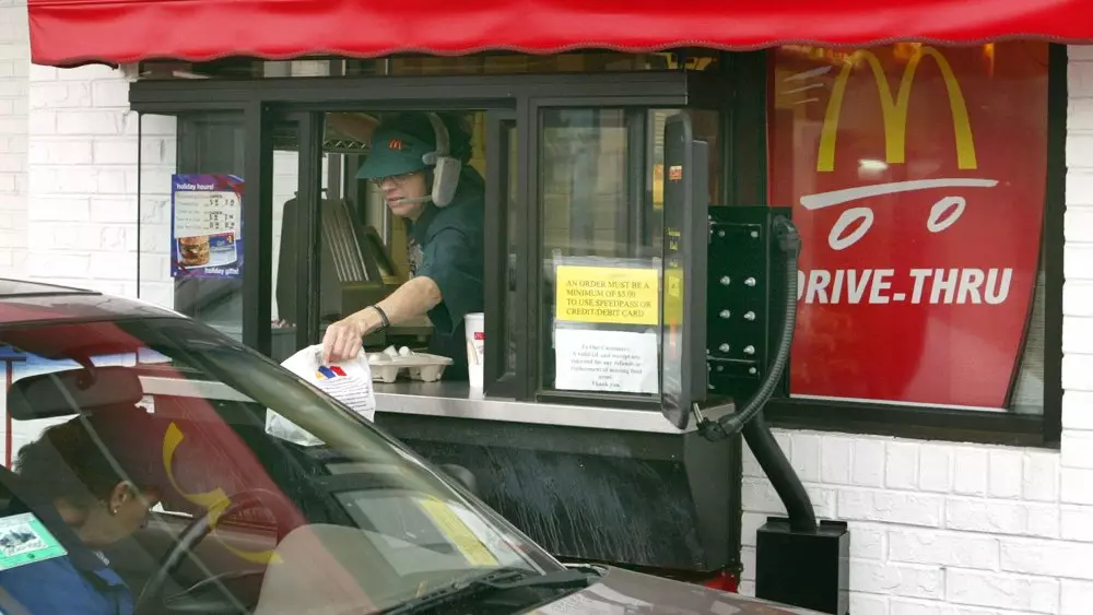 mcdonalds drive thru požádáni o zaparkování