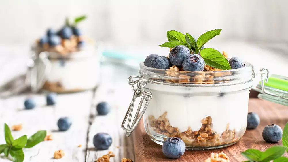 Mason kwalba cike da yogurt, blueberries, da granola