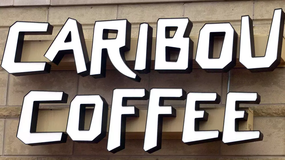 Semnează în afara unui punct de vânzare Caribou Coffee