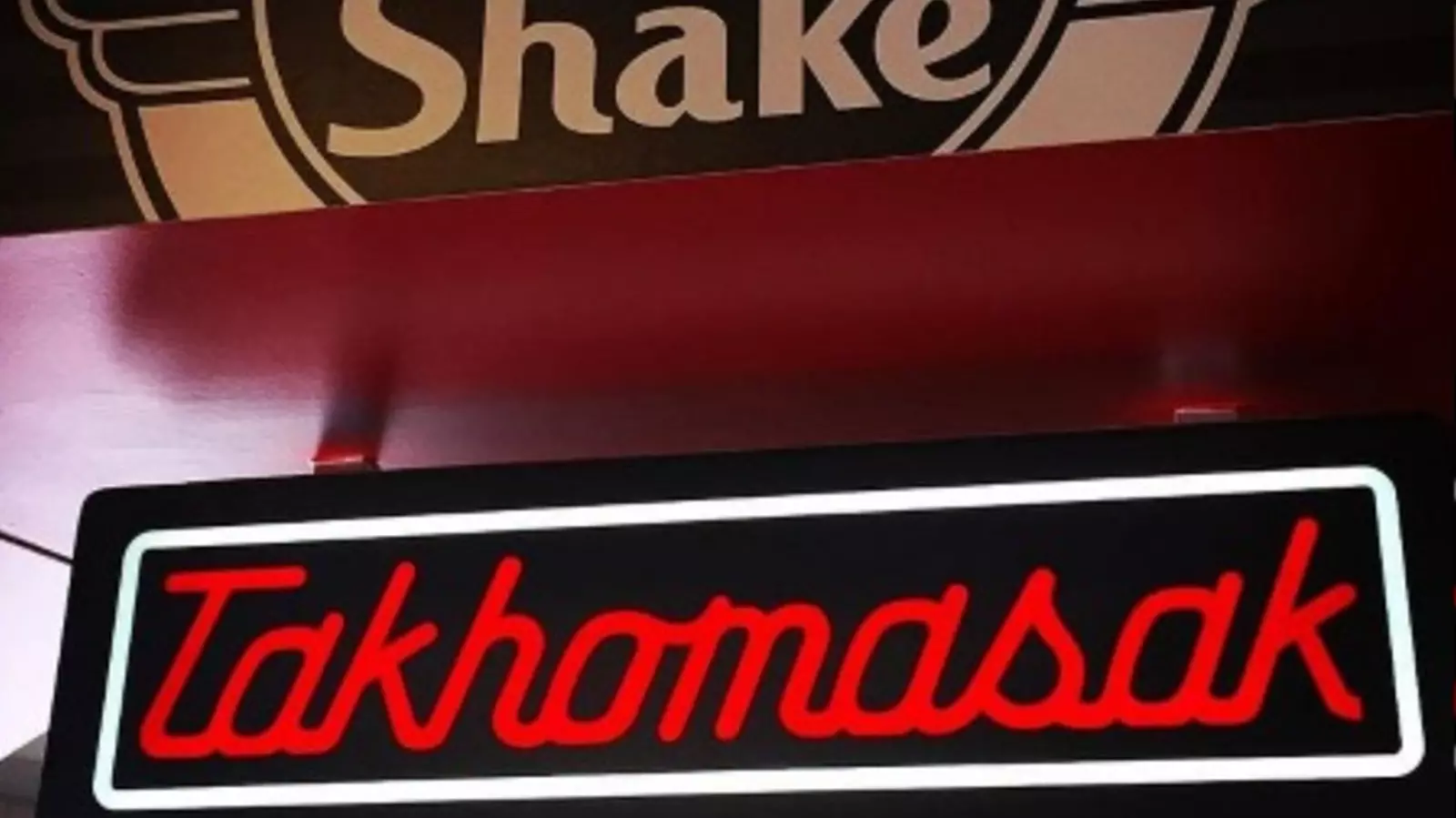 The Reason Steak 'N Shake lokacije imaju natpise 'Takhomasak'
