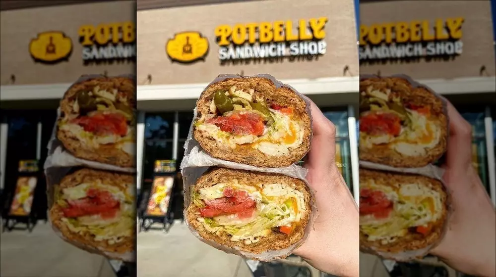 Дүкөндүн алдында үйүлгөн Potbelly сэндвичинин сүрөтү