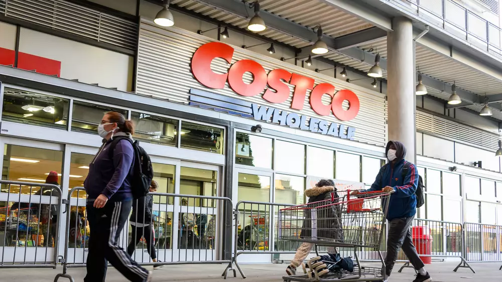 Kupci koji ulaze u Costco