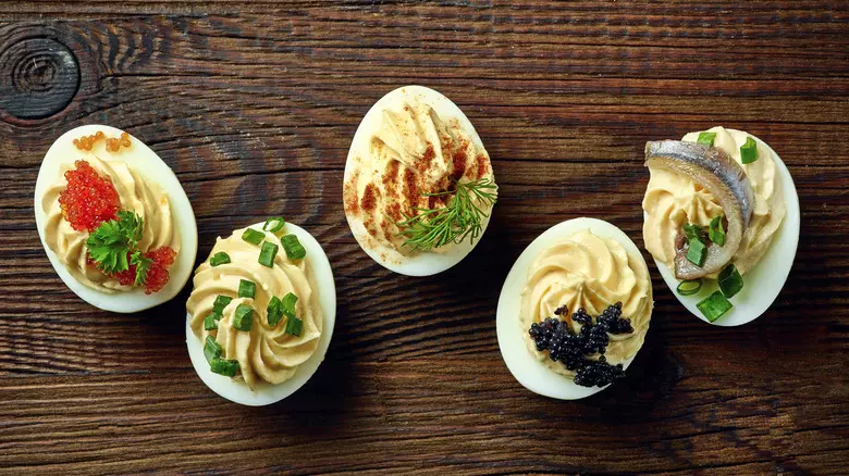 Deviled egg na may iba't ibang toppings