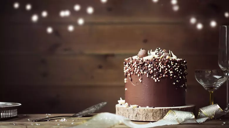 Bolo de festa de chocolate com granulado