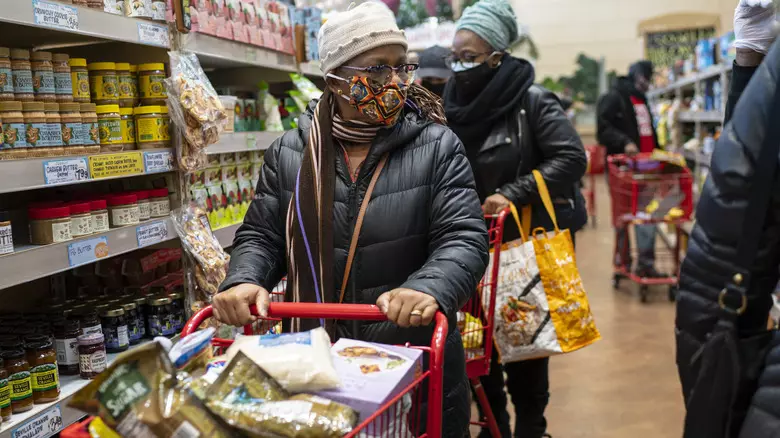 Masked poj niam hauv Trader Joe's