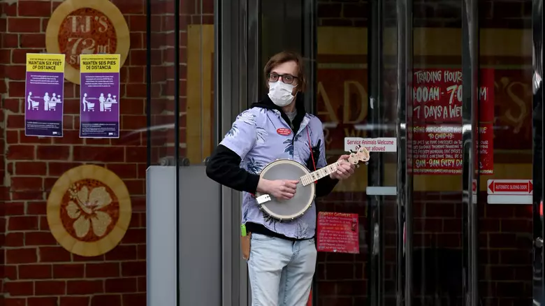 O traballador do comerciante Joe toca o banjo