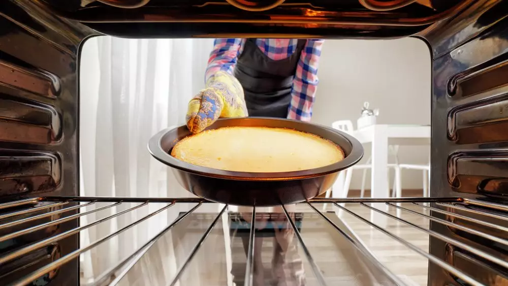 pagkuha ng cheesecake mula sa oven