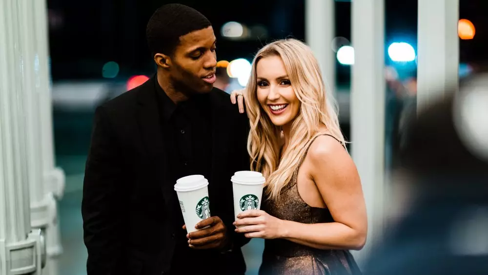 Modelky, které si užívají nápoje Starbucks