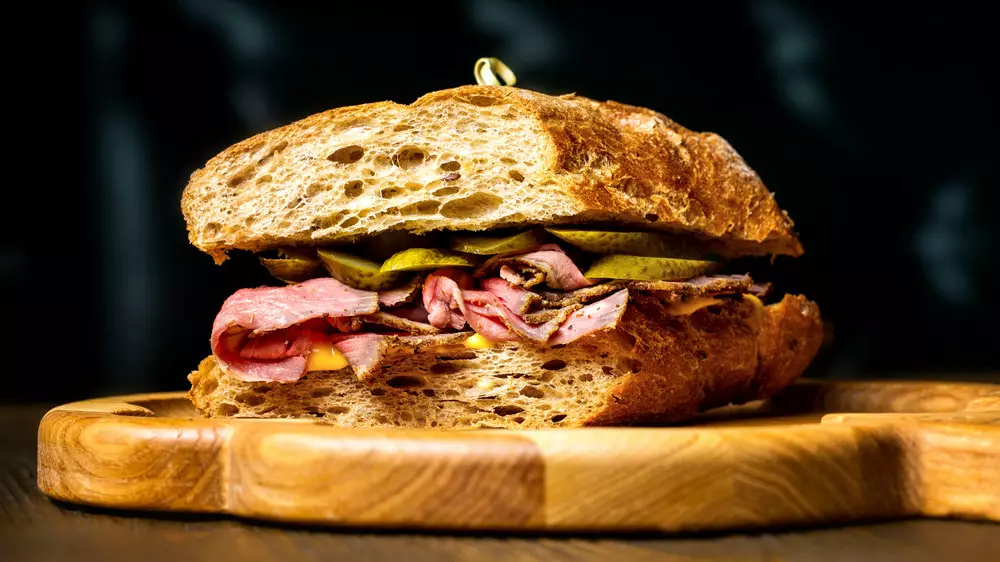 Entrepà de pastrami sobre una taula