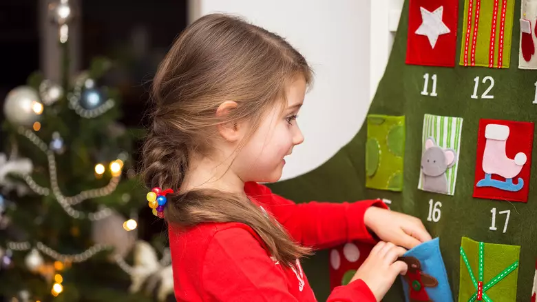 Un nen entrant en un calendari d'advent